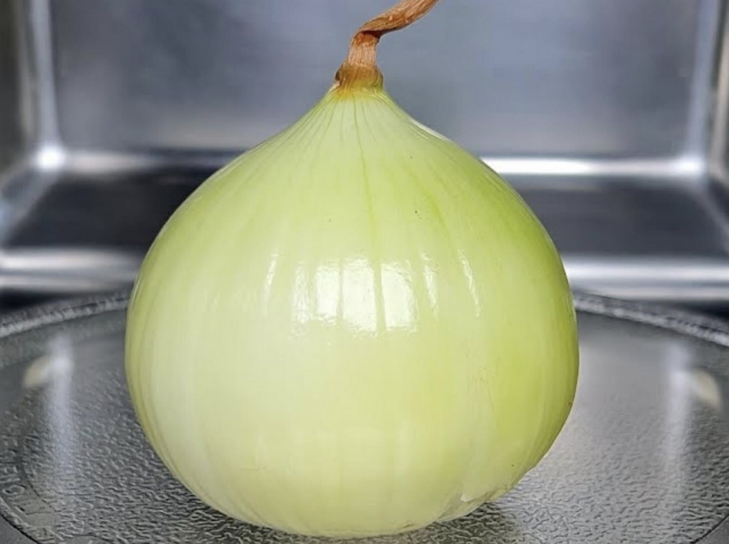 Quick and Impressive: Microwaving Onions to Wow Your Guests
